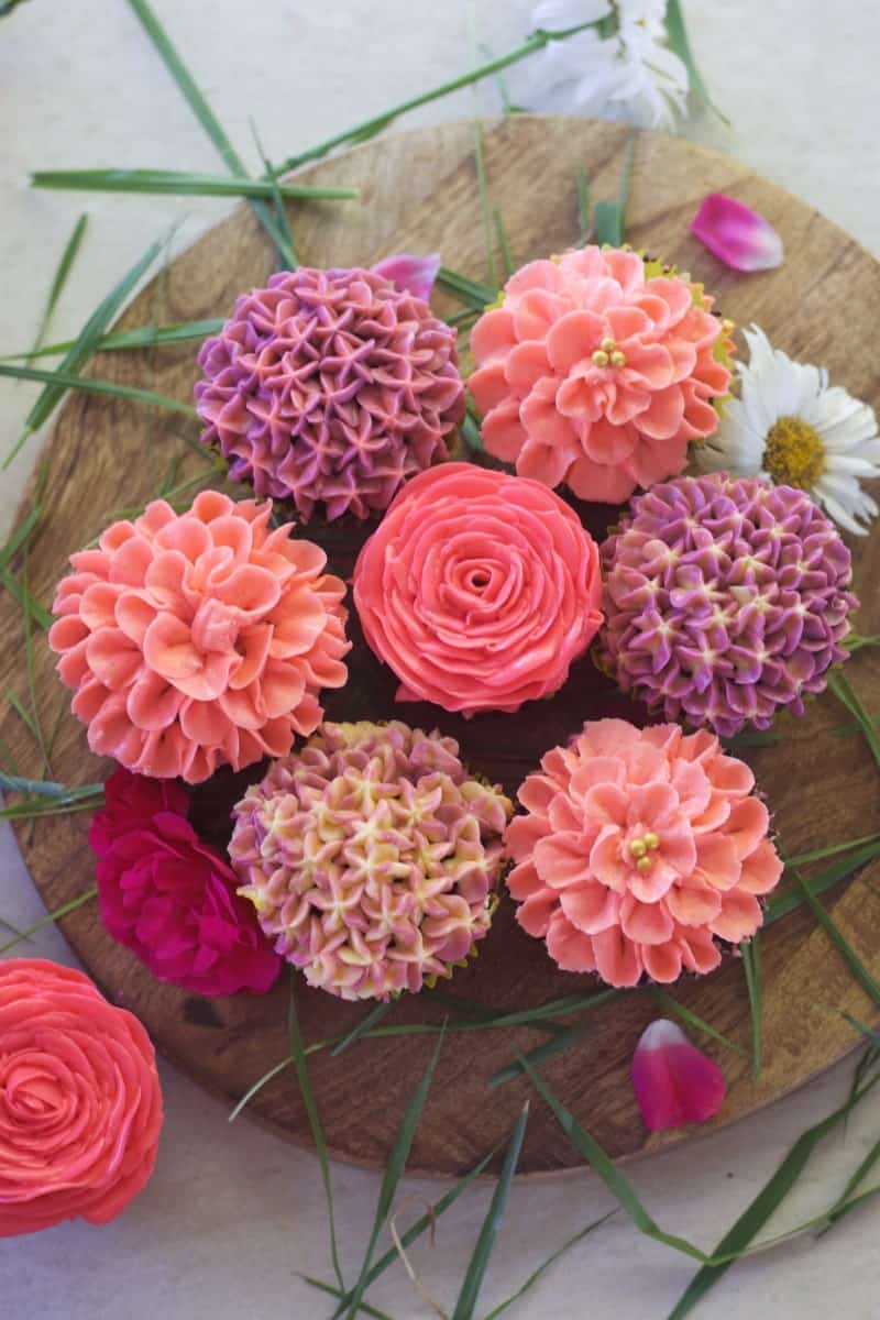 How to Make Flower Cupcakes {Easy Ideas for Piping Flowers onto Cupcakes}